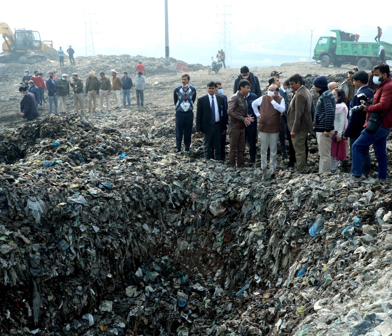 Bhalswa landfill: Delhi L-G flags off 40 trucks of Inert and RDF waste ...