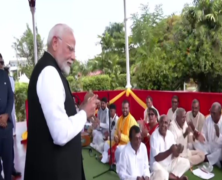 PM Modi pays tribute to Mahatma Gandhi at Georgetown statue in Guyana