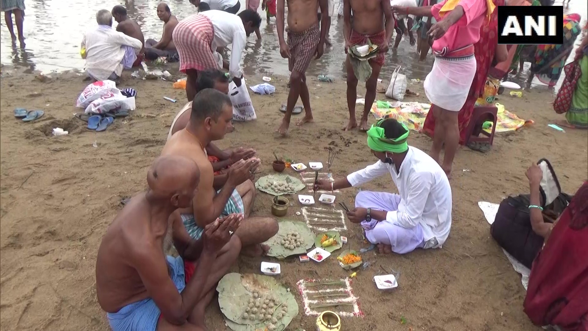 Devotees perform 'Pind Daan' on last day of Pitru Paksha in Bihar
