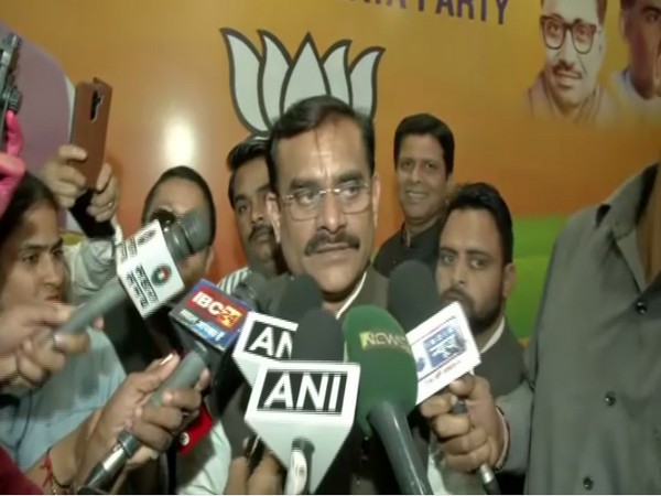 BJP leader VD Sharma welcomes Scindia in party
