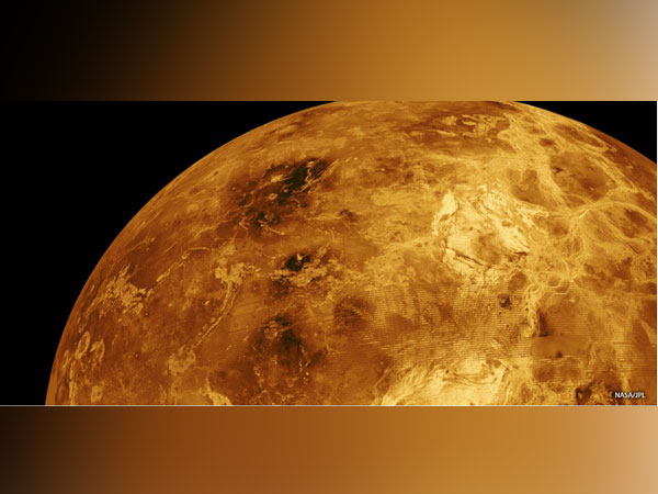 Atmospheric tidal waves maintain Venus' super-rotation