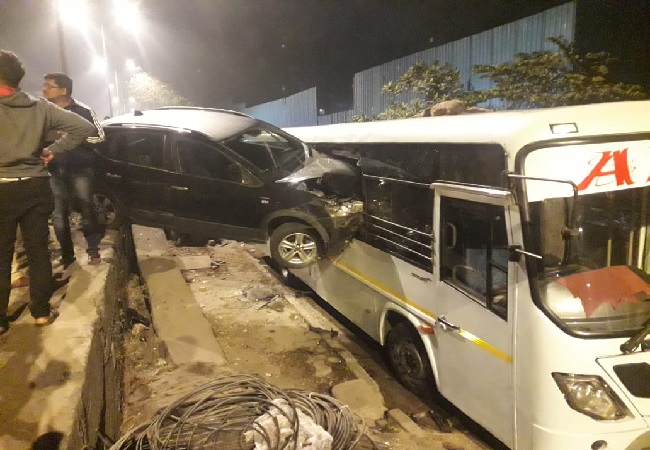 Five injured after car loses control, rams into bus in Mumbai Five injured after car loses control, rams into bus in Mumbai